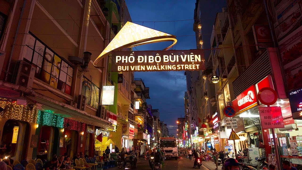 Đặt phòng Khách sạn có bể bơi tại Phố Tây Bùi Viện giá rẻ | Vivu Tour